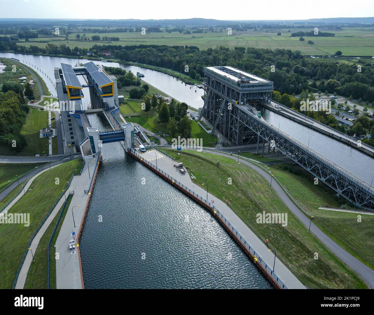14 septembre 2022, Brandebourg, Niederfinow : l'ancien (r) et le ...