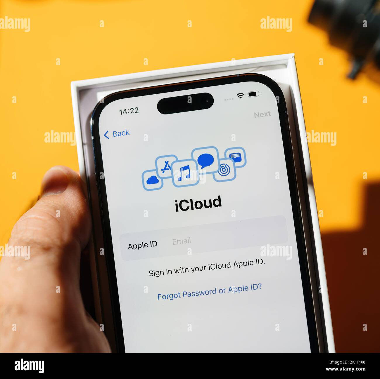 Paris, France - 17 septembre 2022 : étui de main pour homme avec nouveaux ordinateurs Apple ...