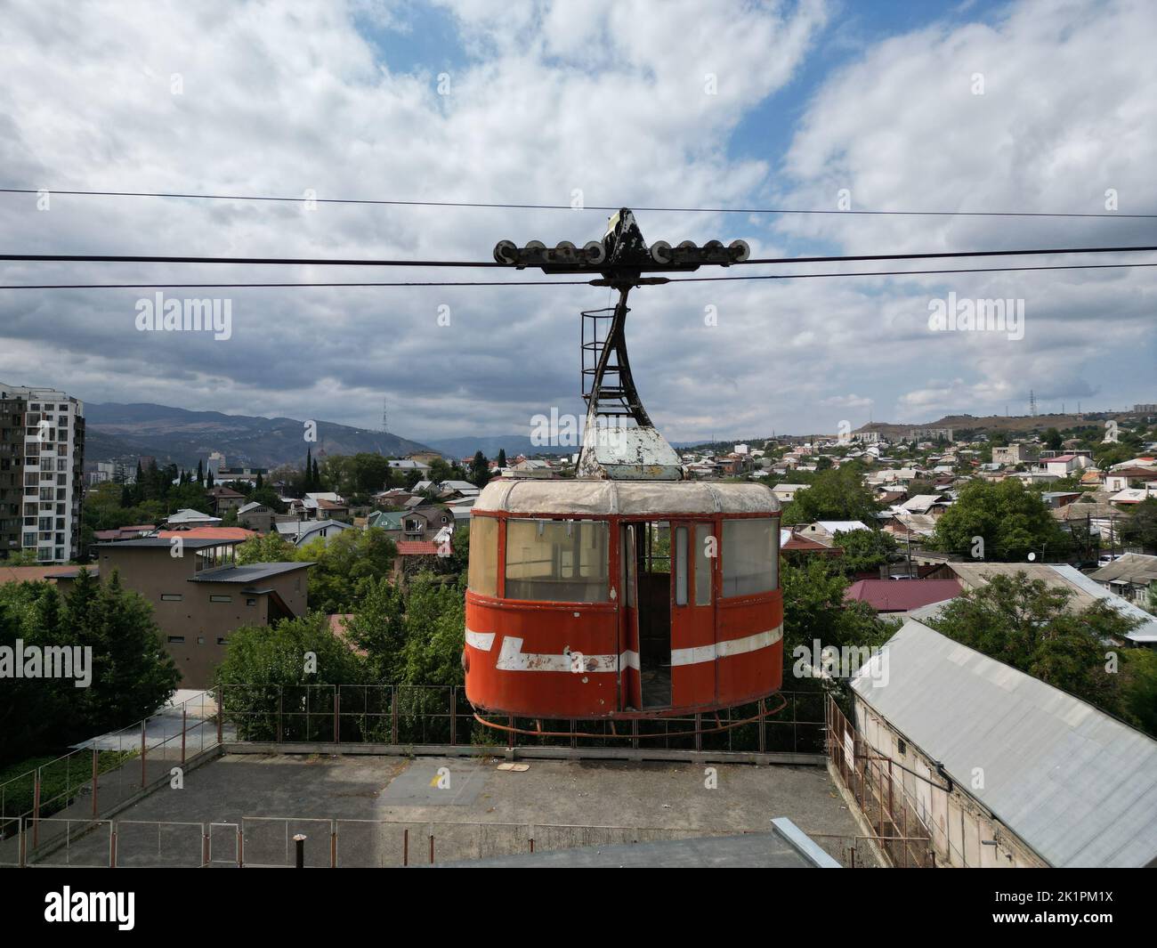 Un gros plan d'un téléphérique abandonné à la station de métro Samgori ...