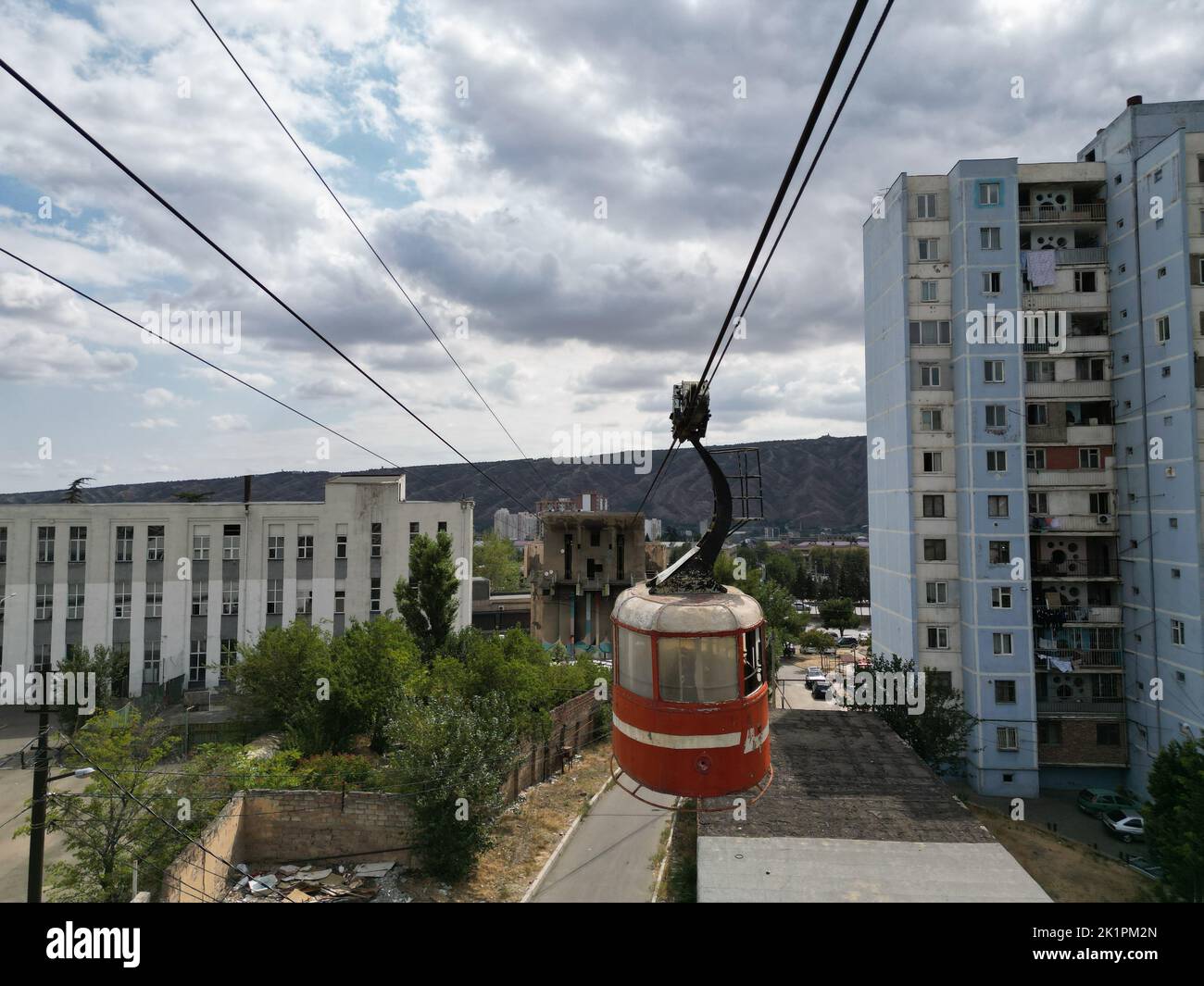 Un gros plan d'un téléphérique abandonné à la station de métro Samgori ...