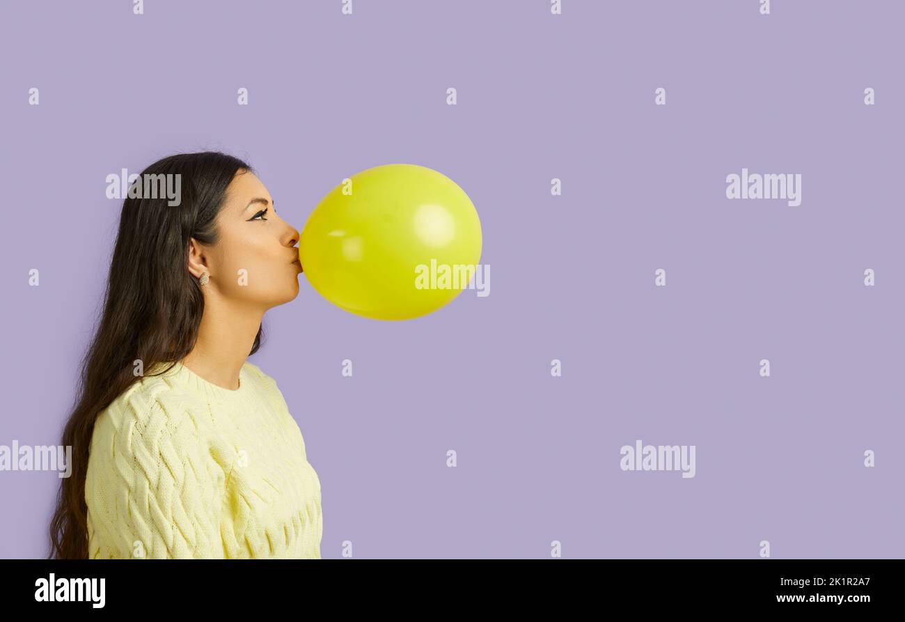 Fille gonfle ballon Banque de photographies et d’images à haute ...