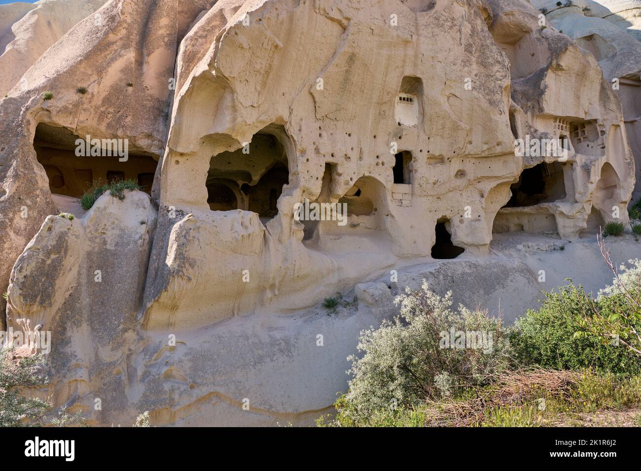 Maisons en pierre sculptée ou maisons de grotte dans le paysage de la ...