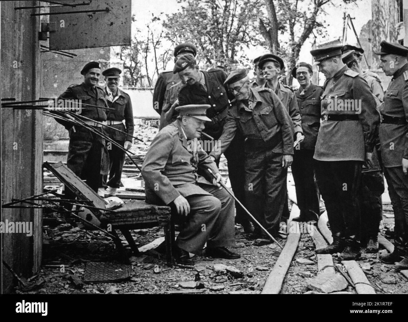 Winston Churchill assis dans une chaise cassée devant le bunker d ...