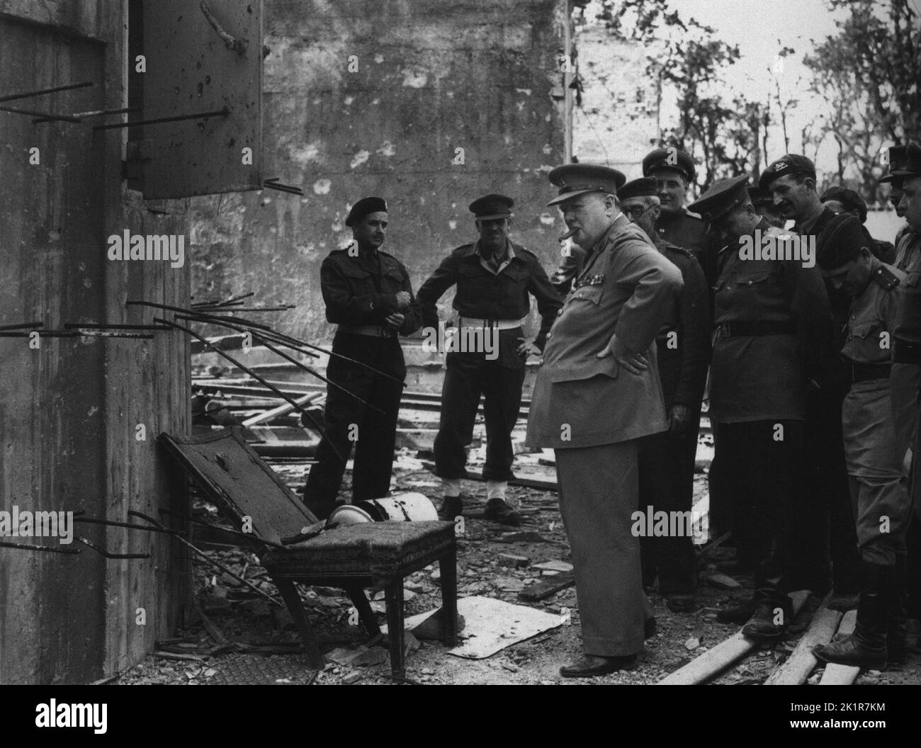 Winston Churchill devant le bunker d'Hitler. Berlin. 1945 Photo Stock ...