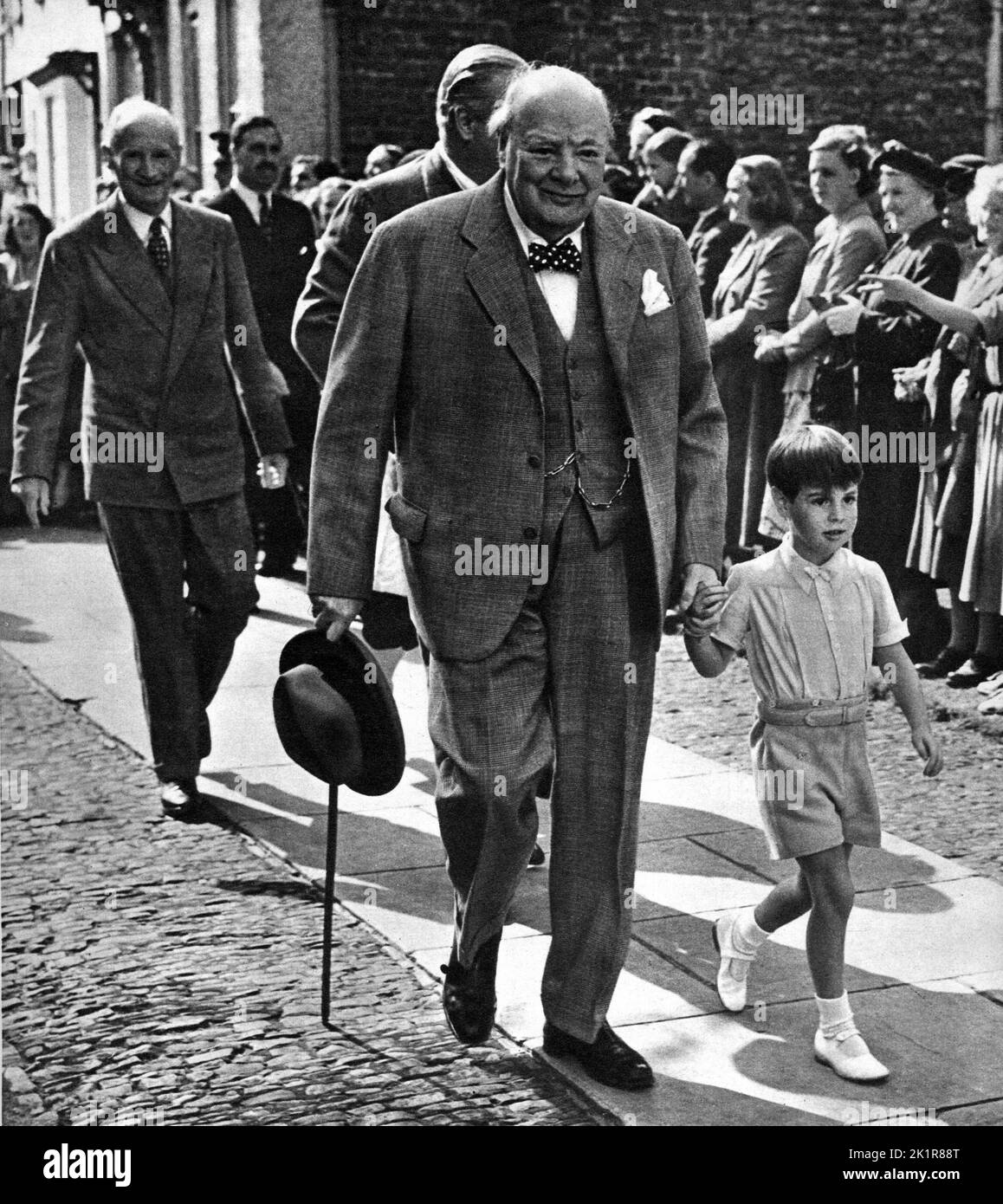 Winston Churchill à un baptême familial avec son petit-fils, Nicholas ...