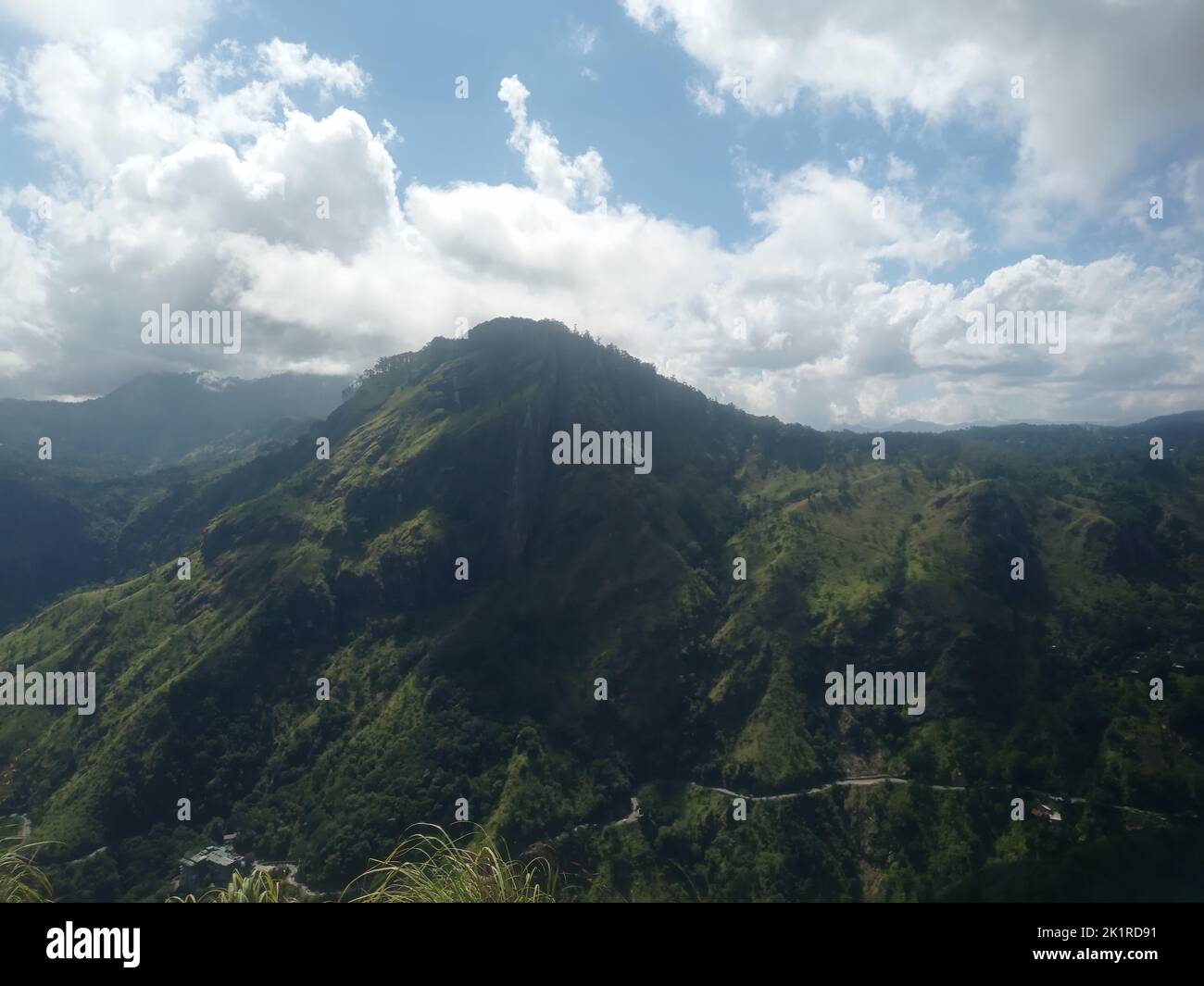 Vue aérienne fascinante de la route sinueuse de Badulla sur la montagne, entourée par une forêt ...