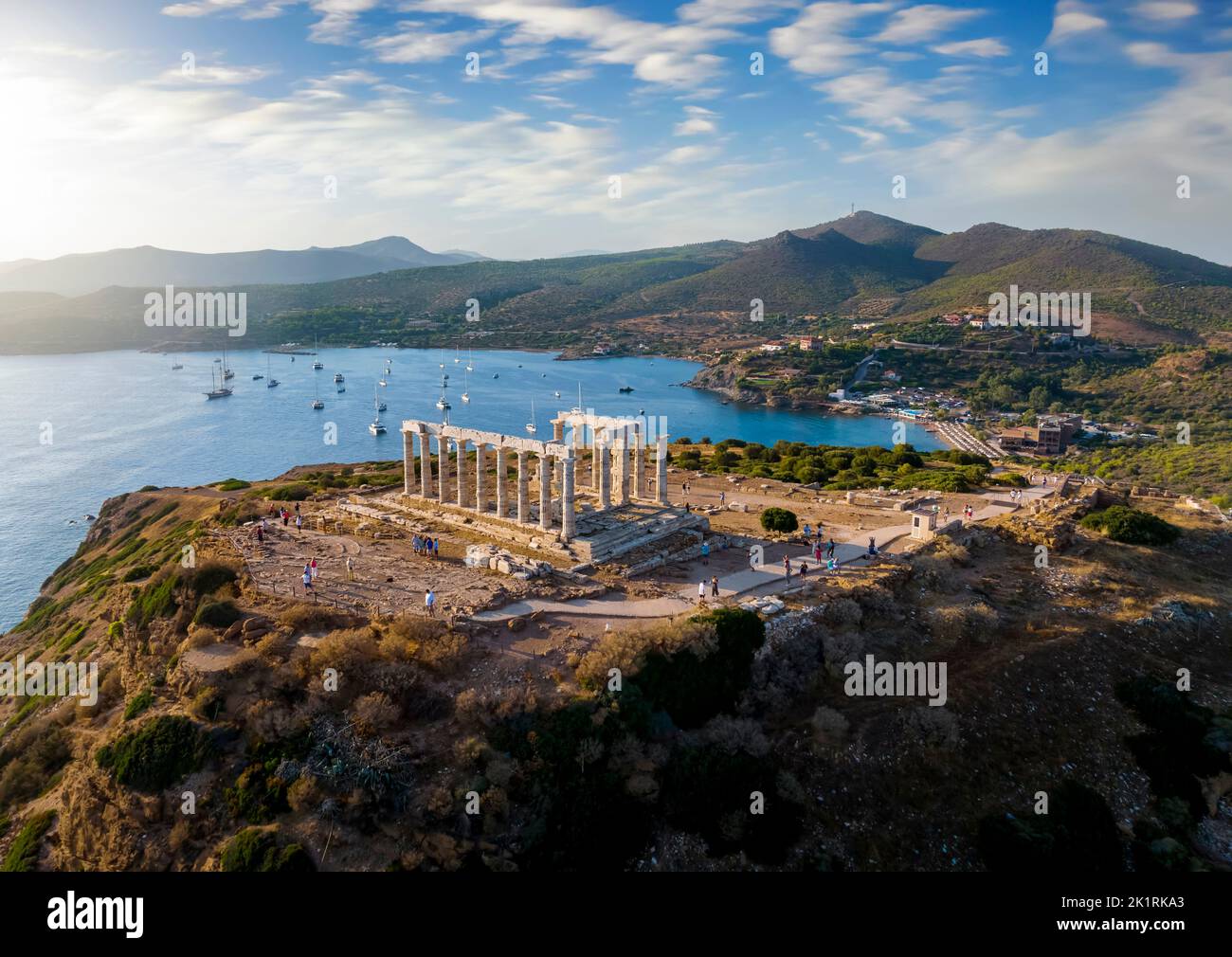Vue aérienne de la plage et du temple de Poséidon au cap Sounion, Grèce ...