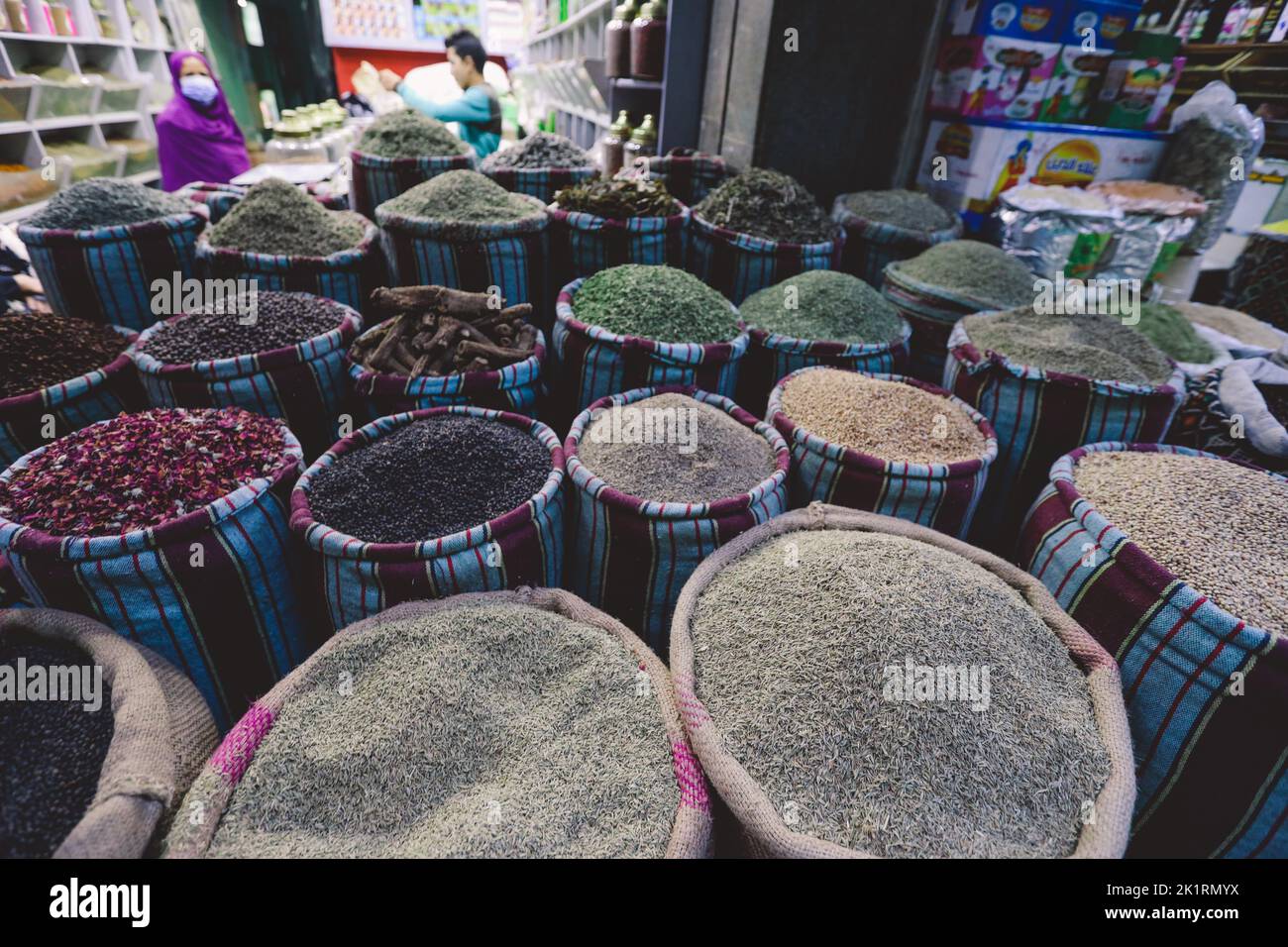 Diverses épices colorées et graines de grain sur le fameux souk Khan el ...