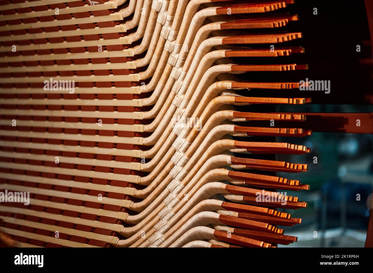 Le stator d'un moteur électrique industriel à l'étape de montage. Les ...