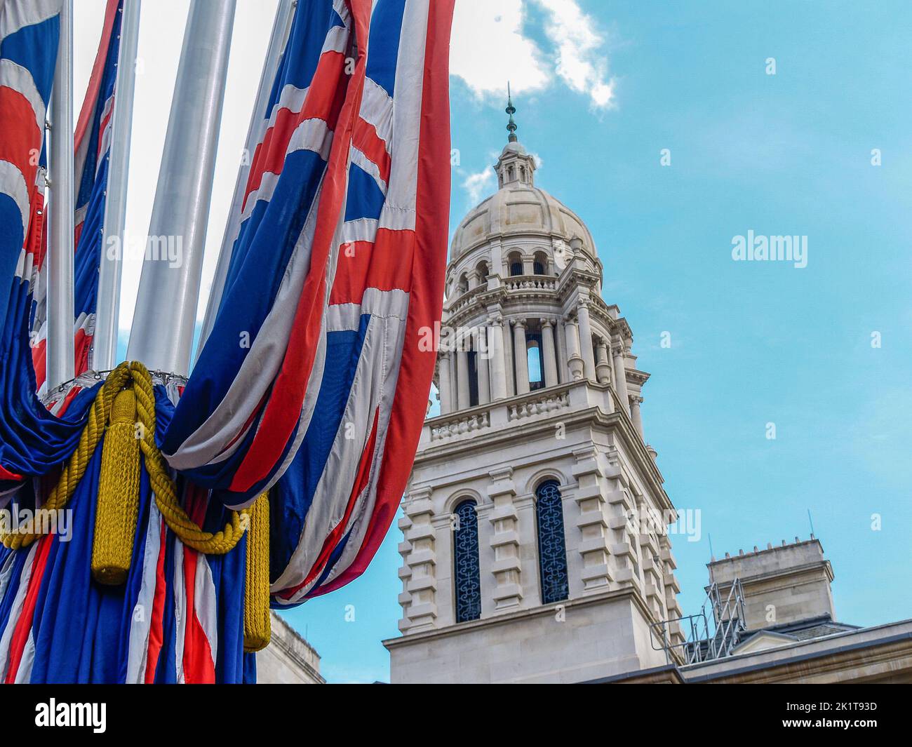 Deux drapeaux Union Jack drapés d'un poteau attaché avec une corde de ...