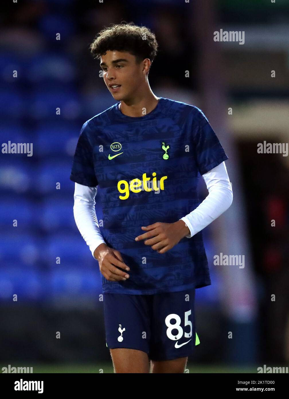 L'Archie Chaplin de Tottenham Hotspur se réchauffe devant la scène du ...