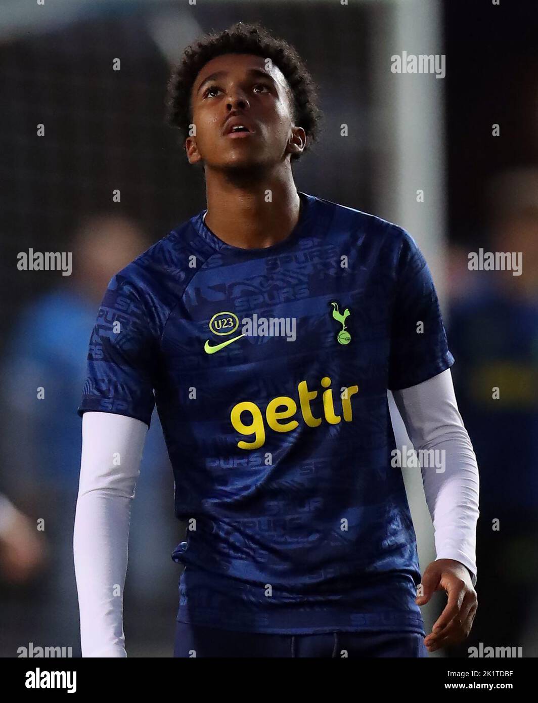Roshaun Mathurin de Tottenham Hotspur se réchauffe devant la scène du ...