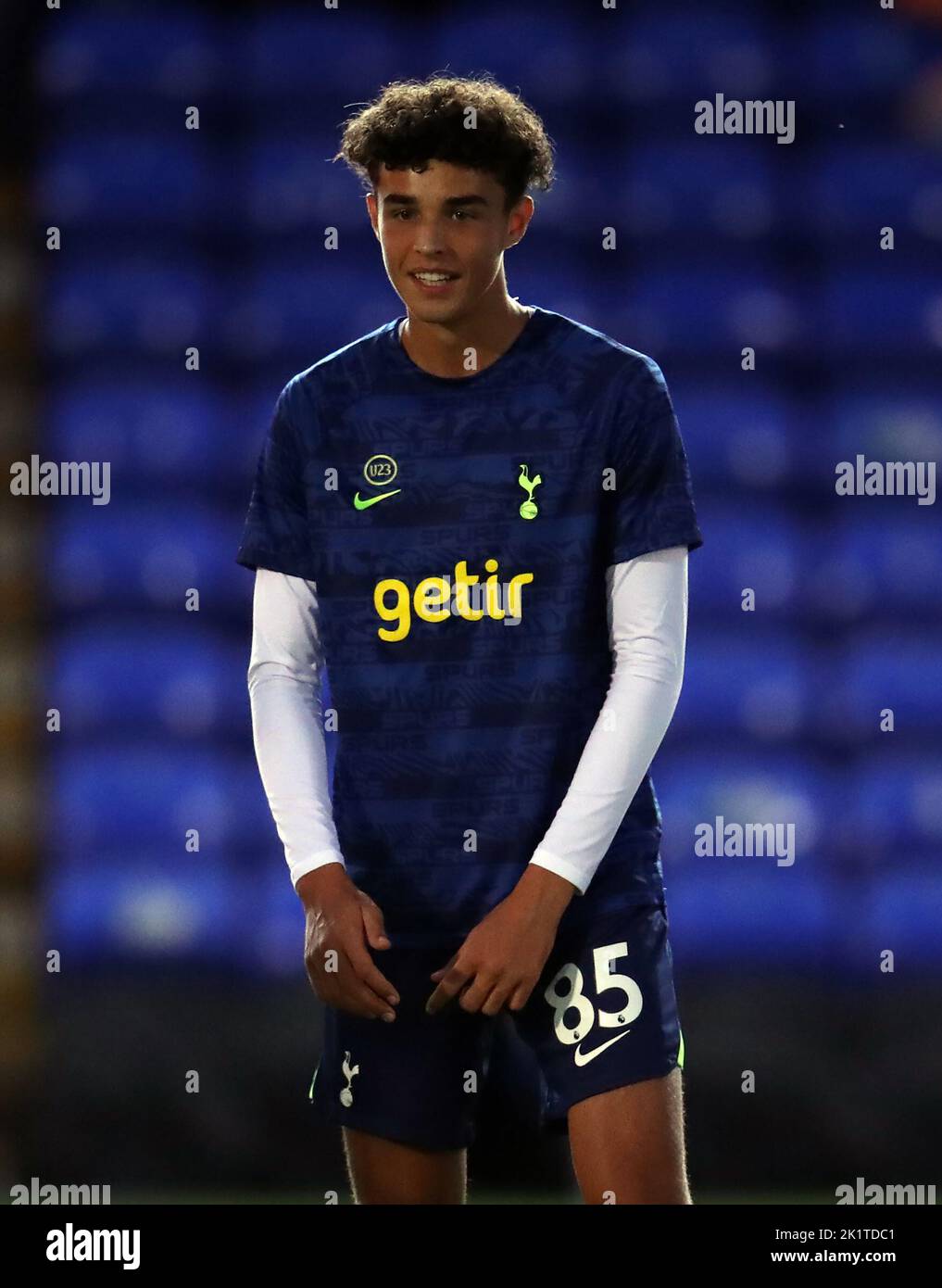 L'Archie Chaplin de Tottenham Hotspur se réchauffe devant la scène du ...