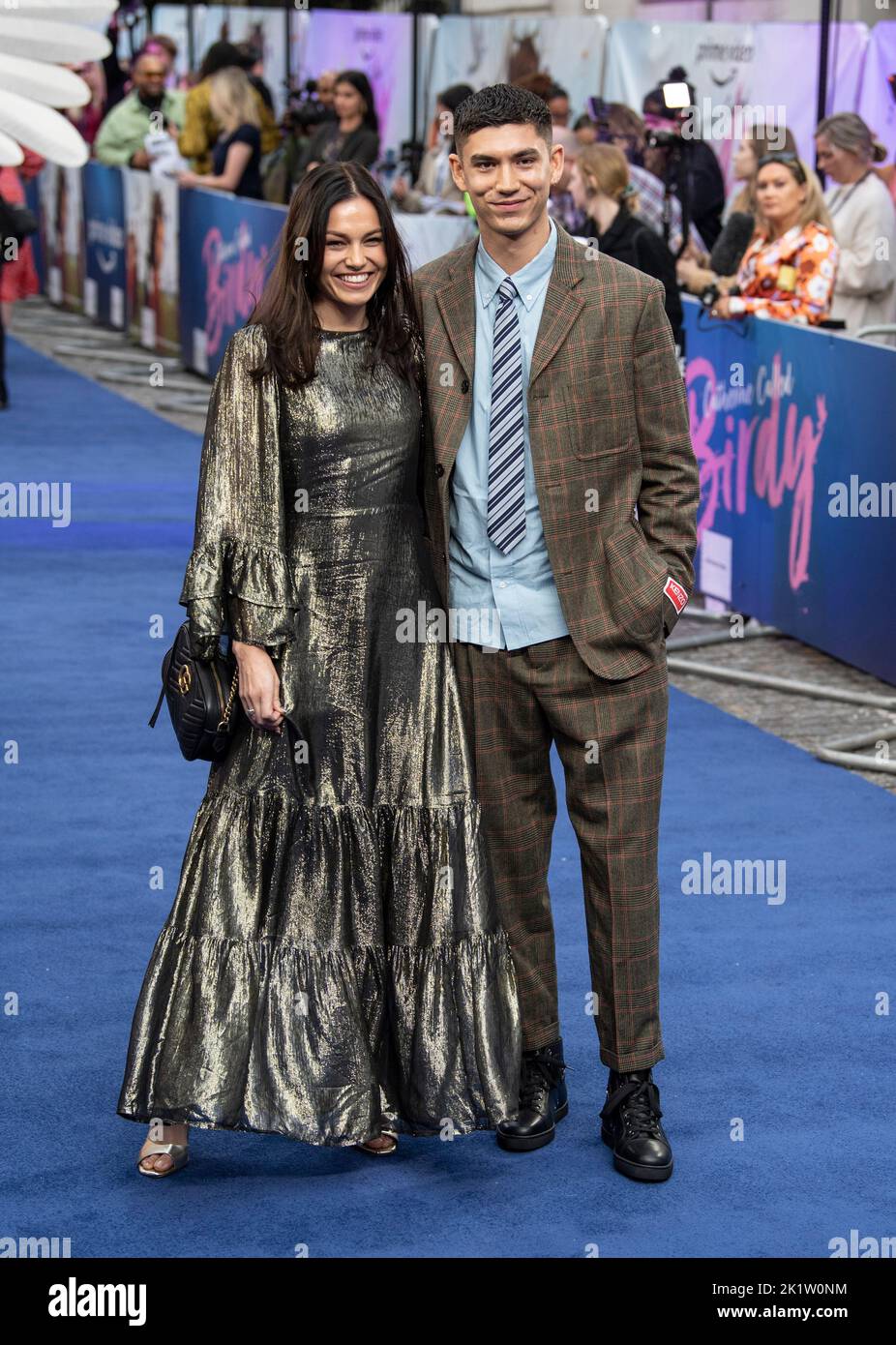 Archie Renaux et Annie O'Hara assistent à la première britannique de ...