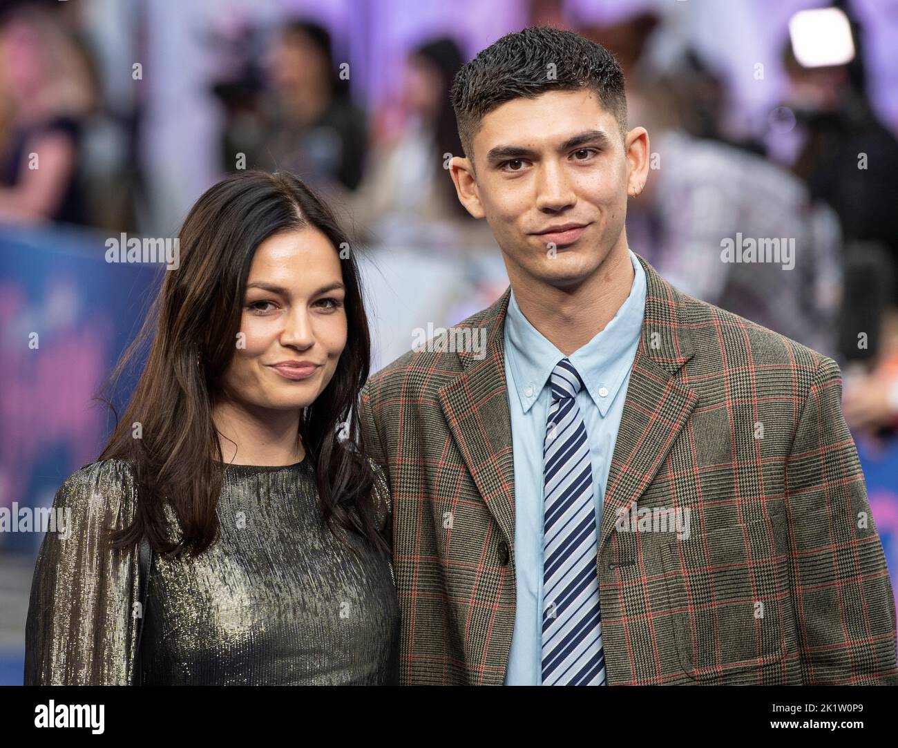 Archie Renaux et Annie O'Hara assistent à la première britannique de ...
