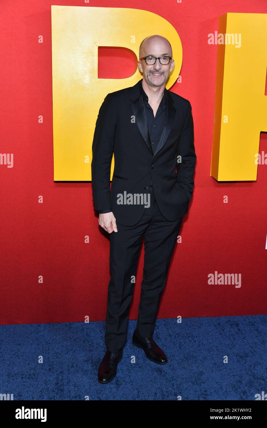 Jim Rash participe à la première des « Bros » d'Universal Pictures au ...