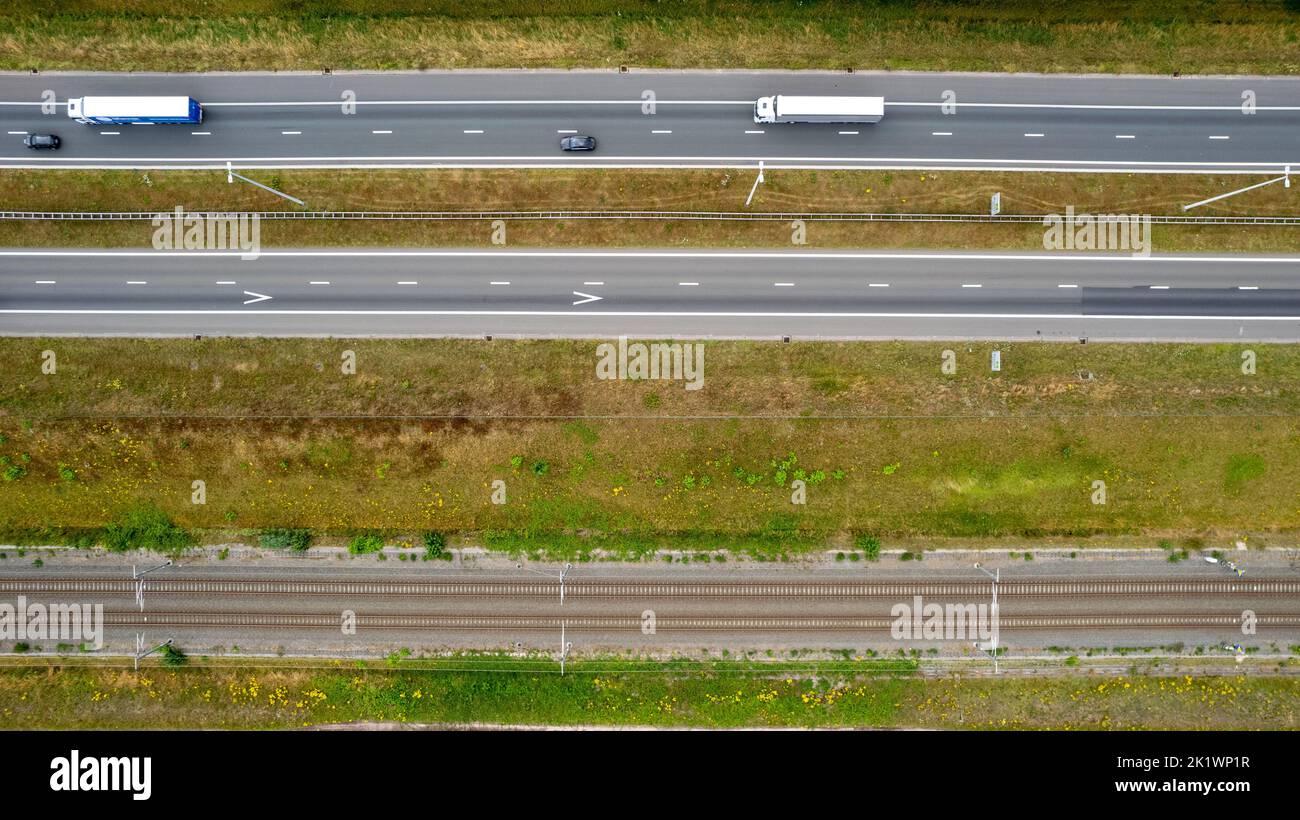 Vue aérienne de la jonction de la route. Autoroutes, chemins de fer et ...