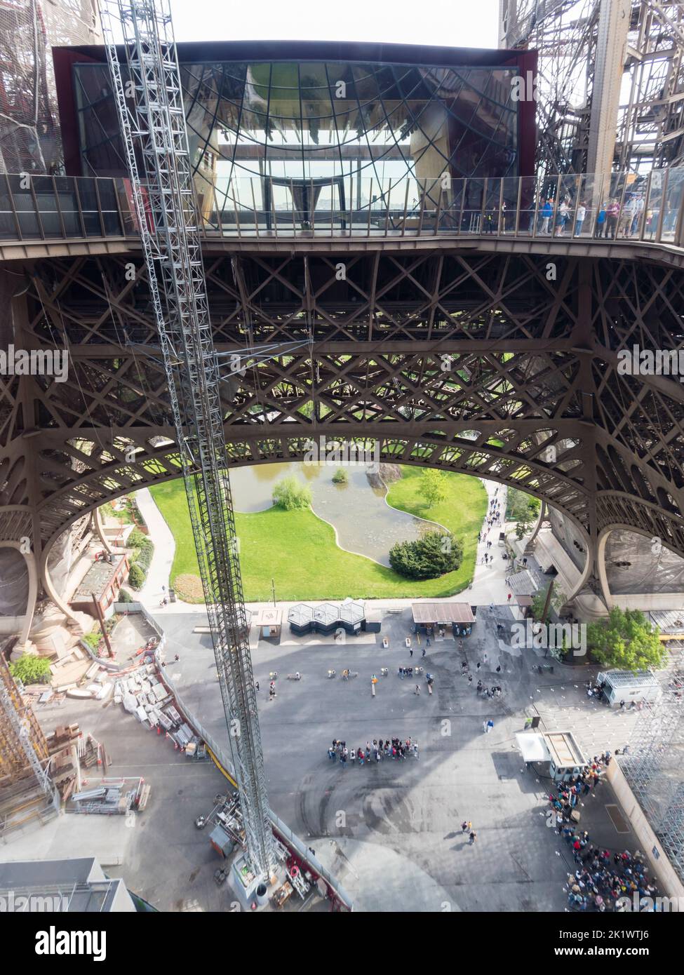Les gens font la queue sous la tour Eiffel de Paris pour se rendre à la ...