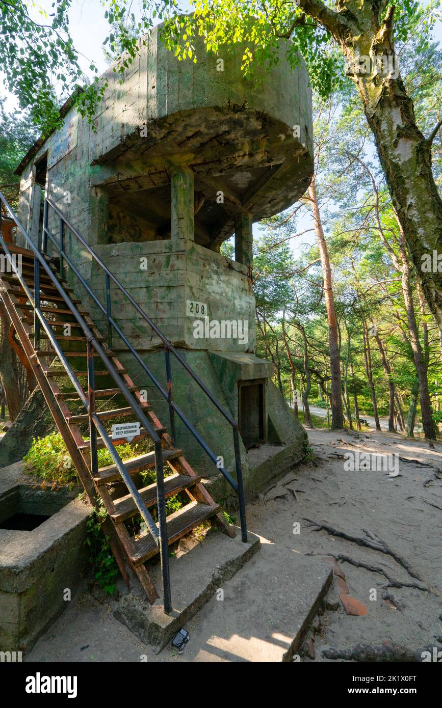 Ancien bunker d'infanterie en béton dans les bois de Hel, Pologne ...