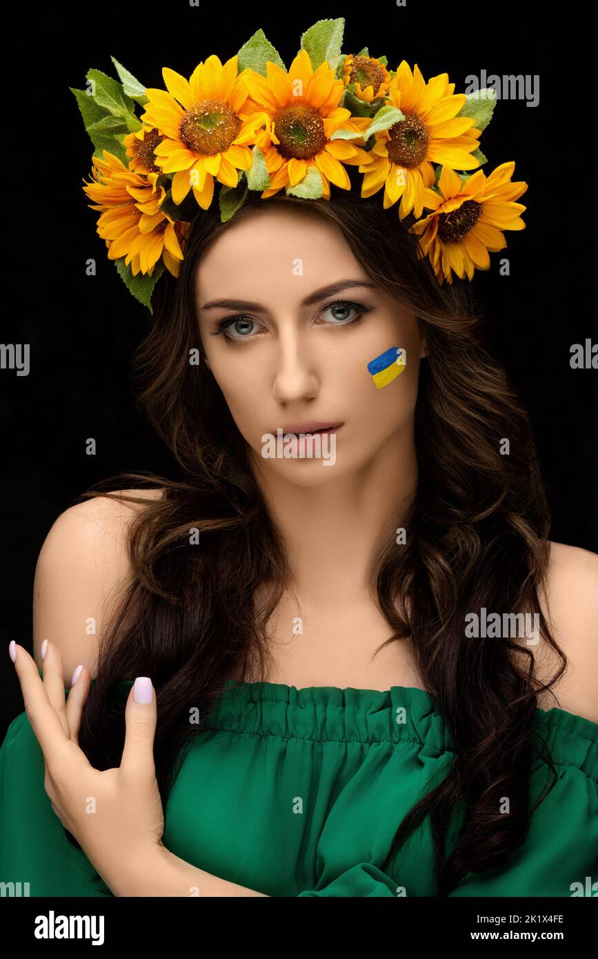 Portrait d'une fille ukrainienne dans une couronne de tournesols jaunes ...