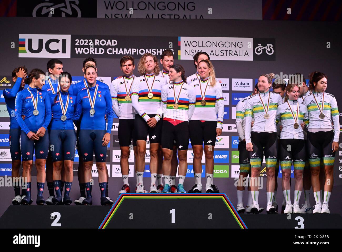 Wollongong, Australie, mercredi 21 septembre 2022. L-R, médaillée d ...