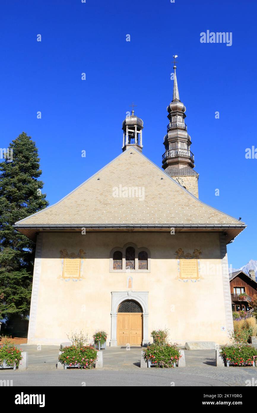 L'église Saint-Nicolas de Combloux et son clocher à bulbe. Combloux ...