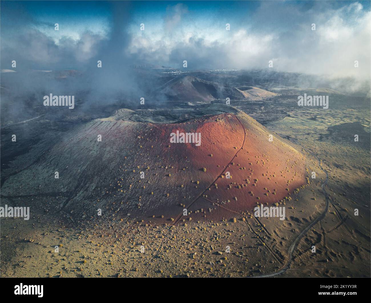 Volcan de montagne rouge Banque de photographies et d’images à haute ...