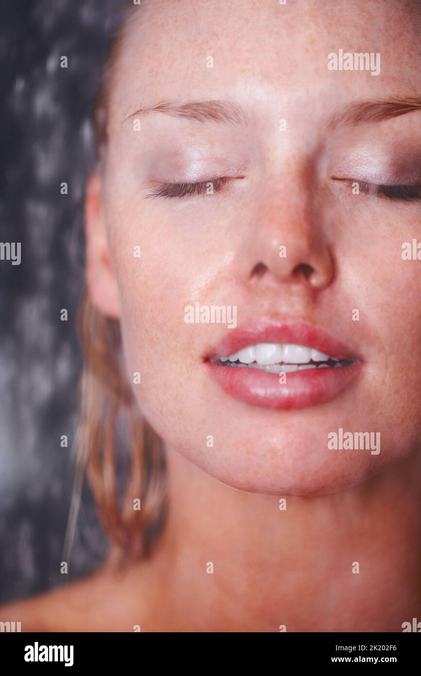 Fille qui prend sa douche Banque de photographies et d’images à haute ...