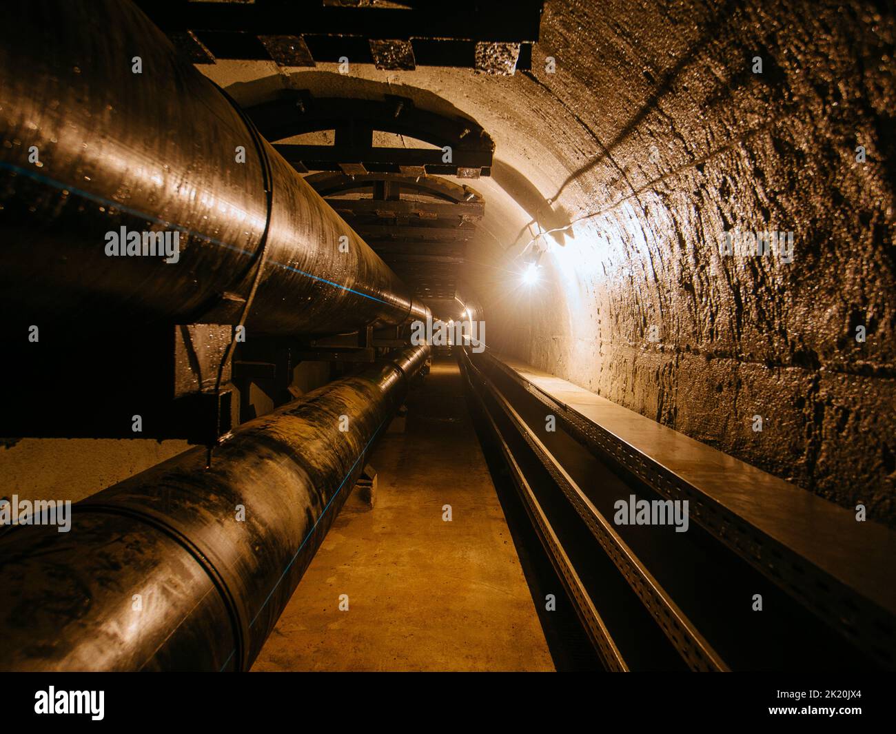 Tunnel souterrain en béton voûté d'égout, de conduit de chauffage ou de ...
