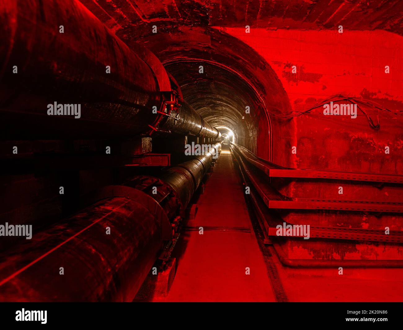 Tunnel souterrain en béton voûté d'égout, de conduit de chauffage ou de ...