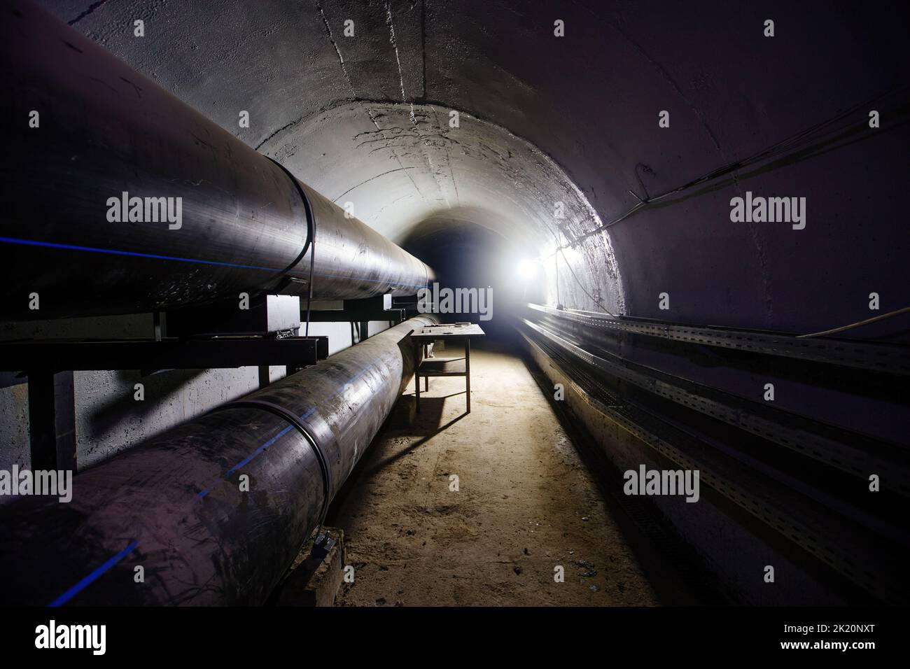 Tunnel souterrain en béton voûté d'égout, de conduit de chauffage ou de ...