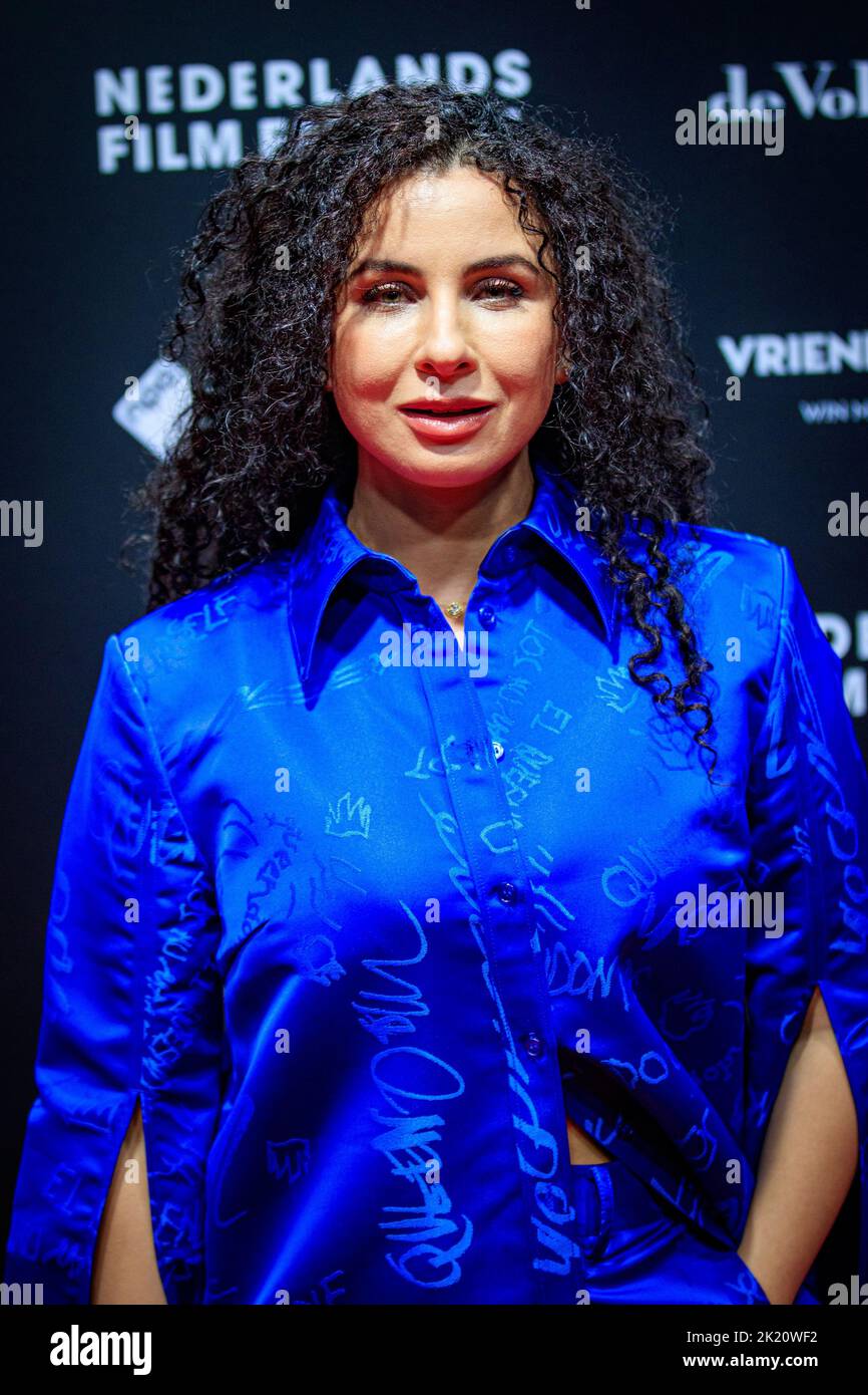 2022-09-21 20:13:46 AMSTERDAM - Zineb Fallouk sur le tapis rouge avant ...