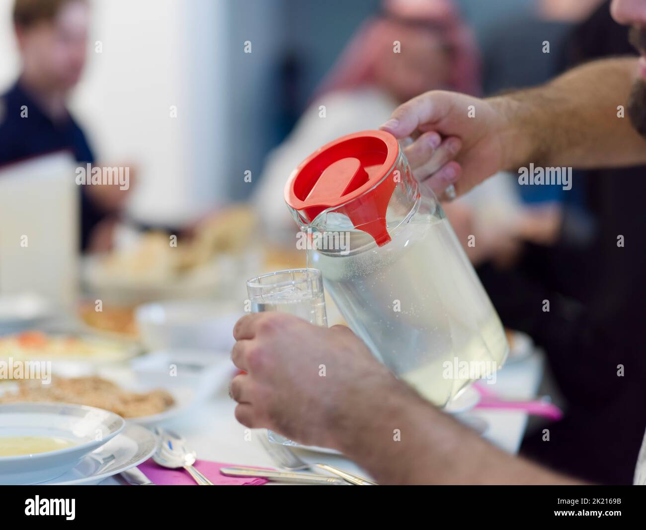 EID Mubarak famille musulmane ayant Iftar dîner eau potable pour briser ...