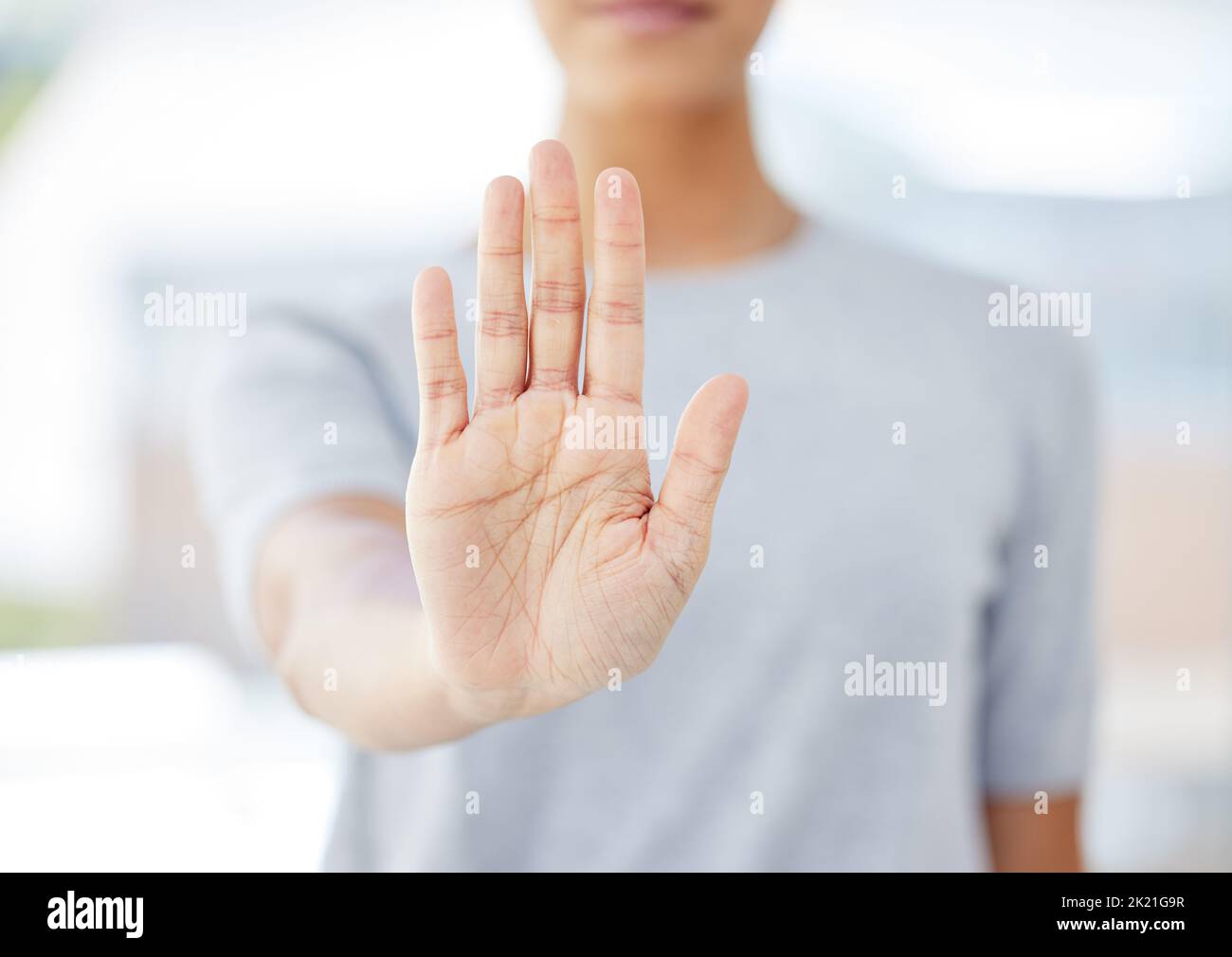 Stop, femme main et avertissement palmier signe pour lutter contre le ...