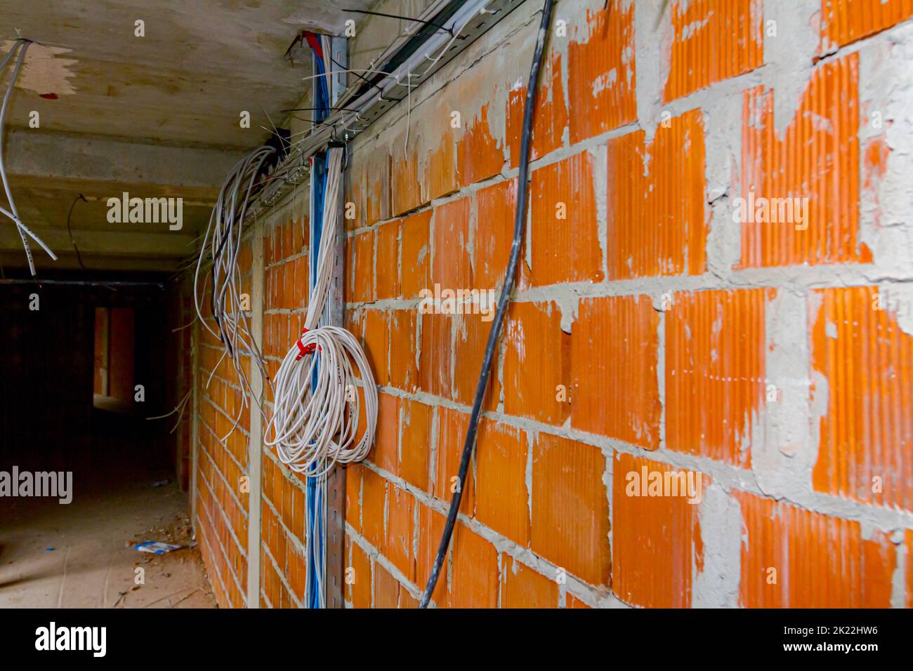 Boîtes de distribution d'électricité, un tas de câbles d'installation ...