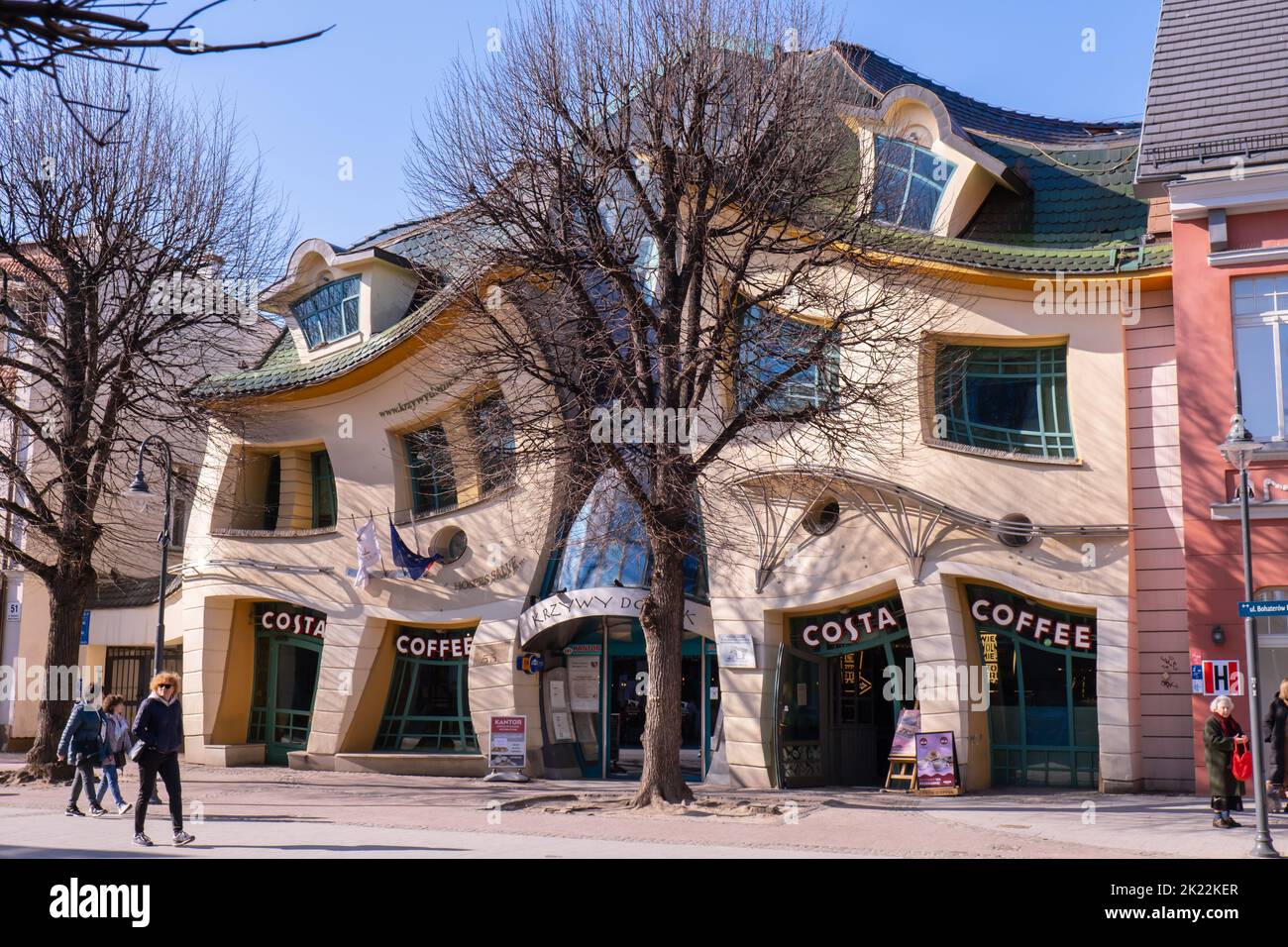 Maison tordue krzywy domek Banque de photographies et d’images à haute résolution - Alamy