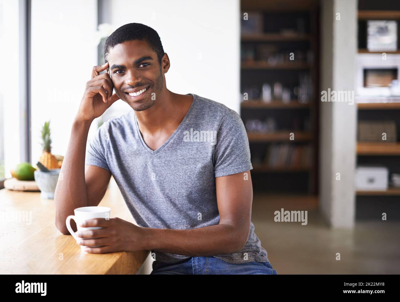 Le matin s'est brisé et le café a parlé. Un jeune africain qui prend un ...