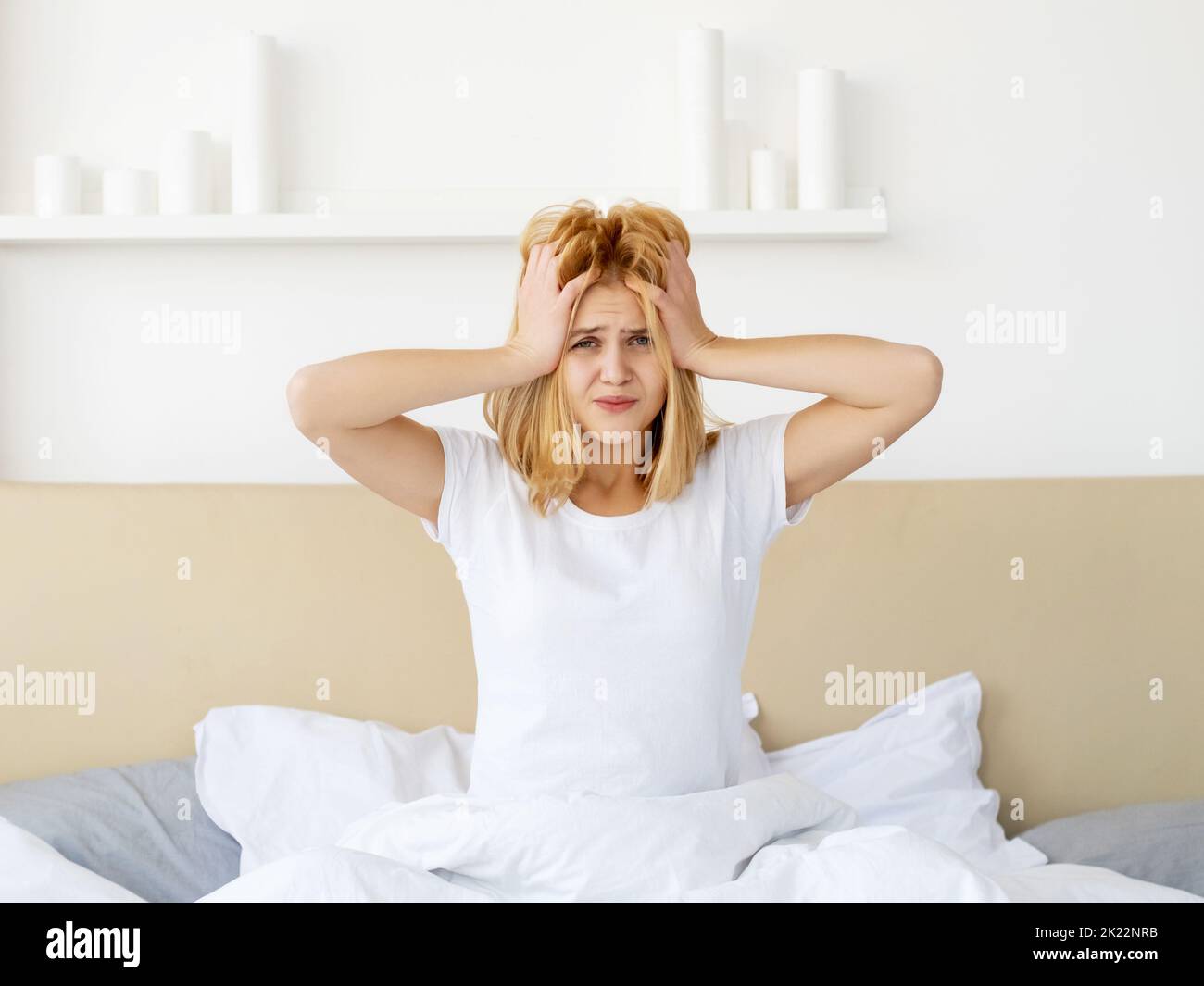 Femme qui a trop dormi Banque de photographies et d’images à haute ...