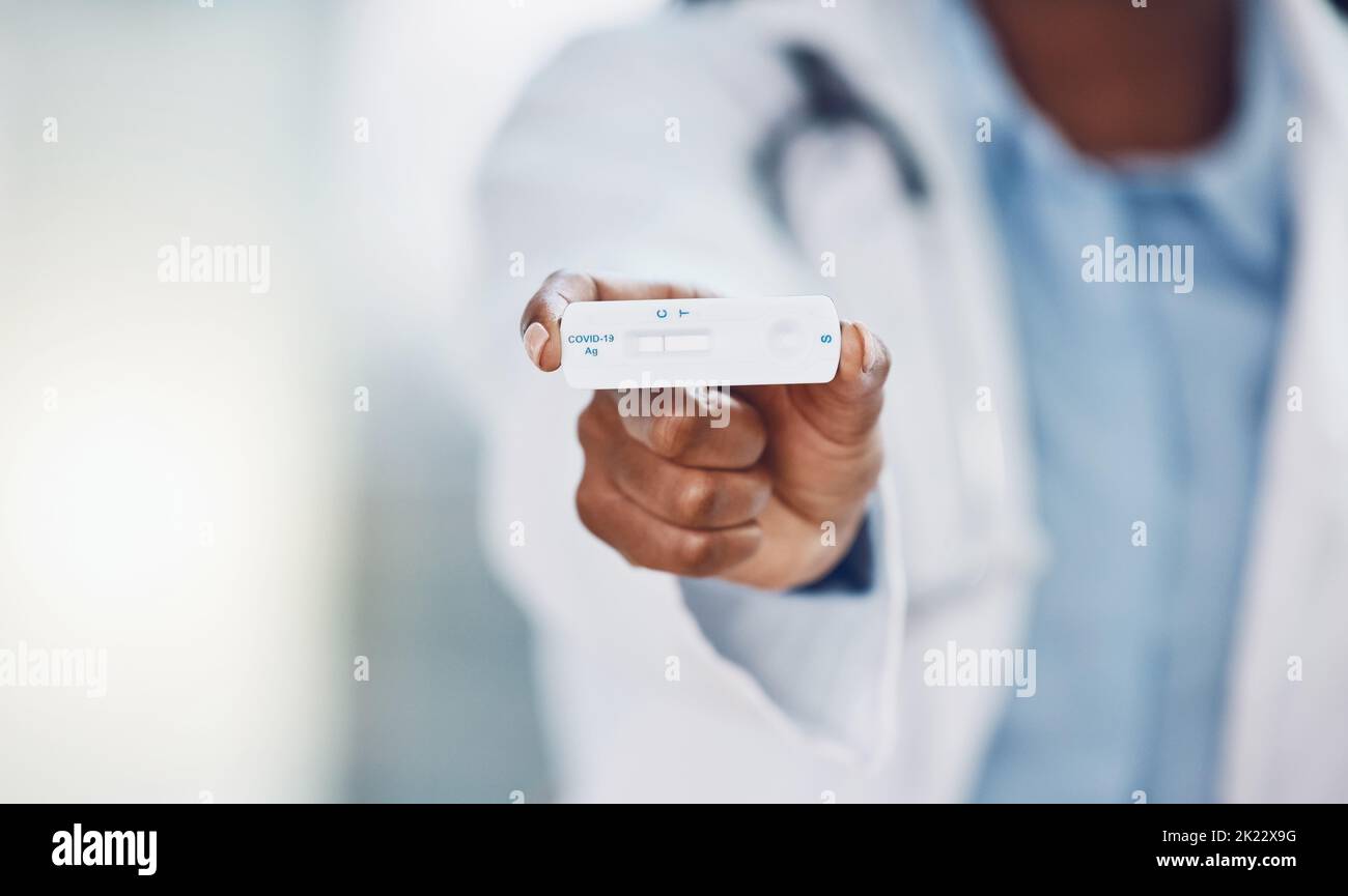 Main du médecin avec un test de covid négatif pour le virus corona, la ...