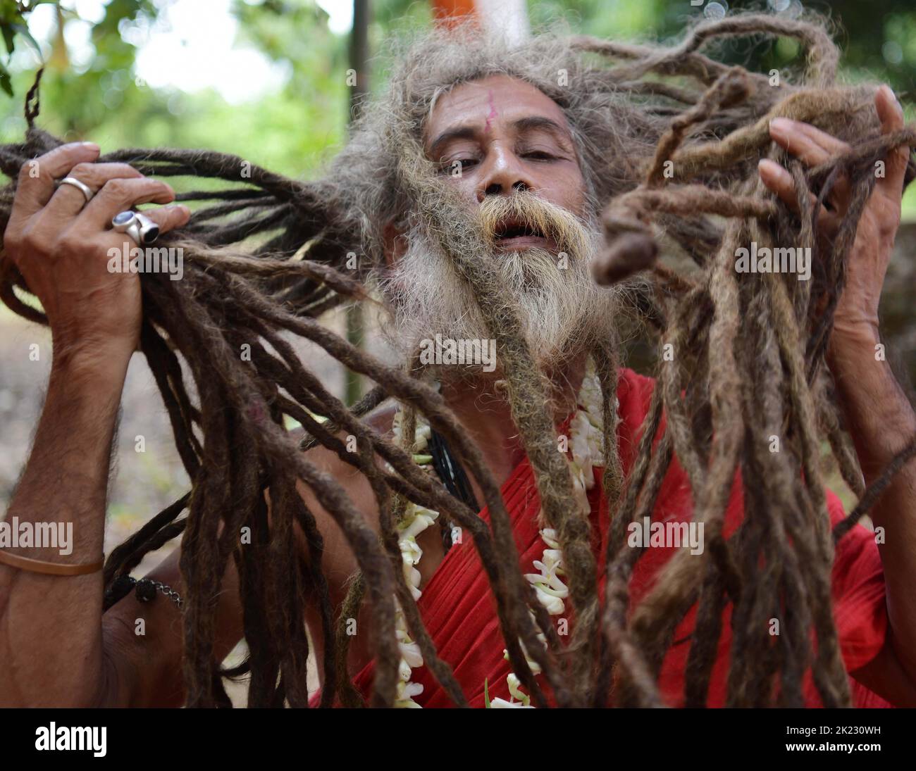 Naga Sadhus (Yogis nu) exerce différentes pratiques religieuses pendant ...