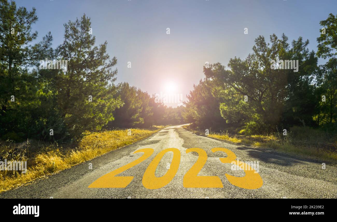 Bonne année 2023. Transition de 2022 au nouvel an 2023 sur route. Photo ...