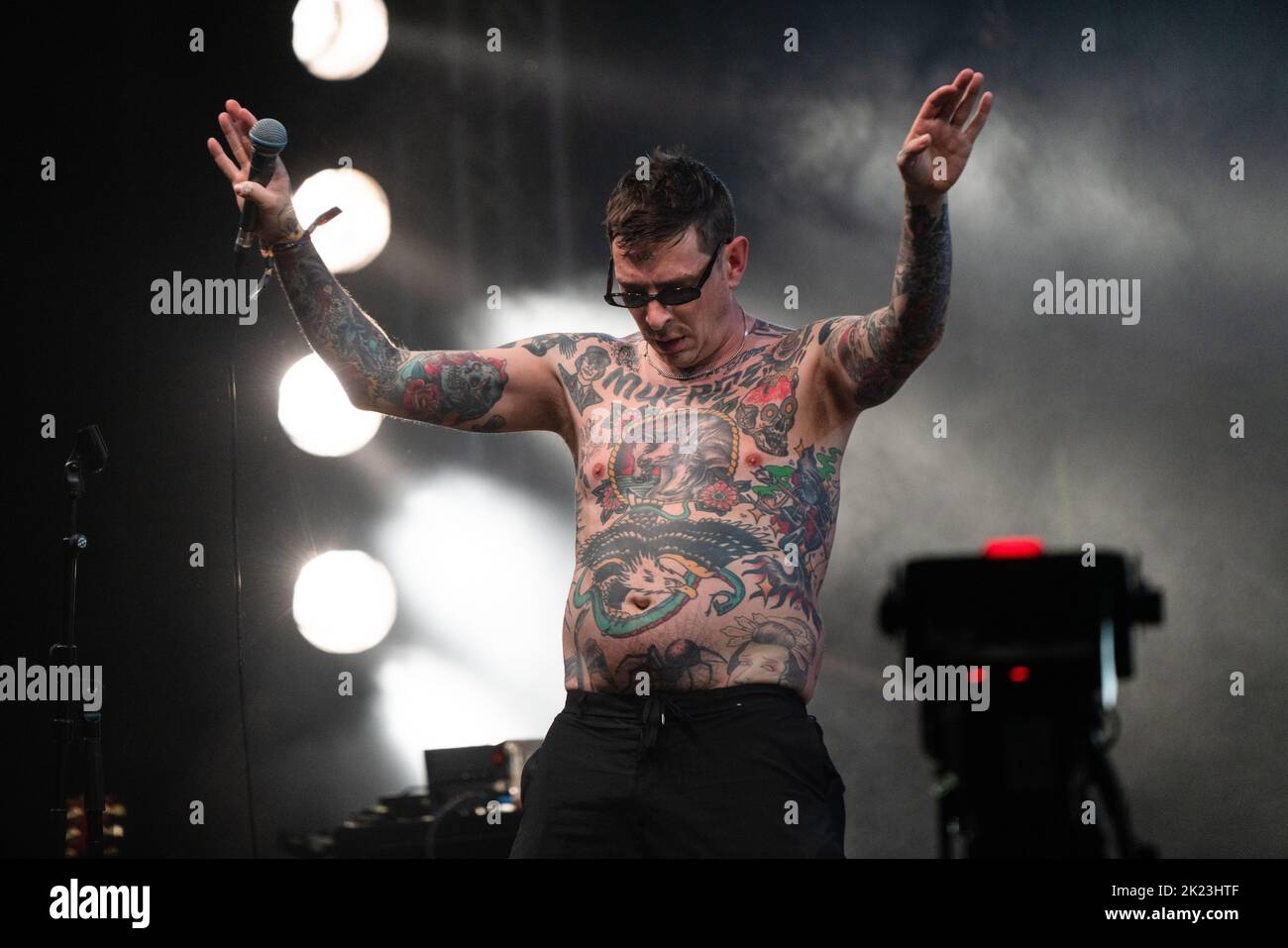 Sebastian Murphy du Viagra Boys sur la scène lointaine au festival de ...