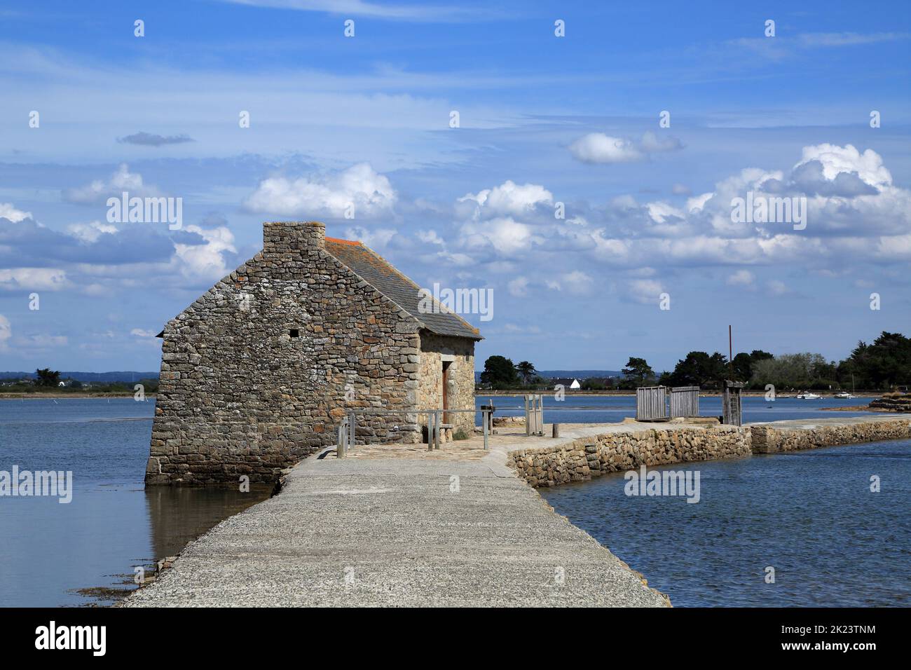 Moulin à eau Moulin a maree de Berno et mur de mer le long de l'etang ...