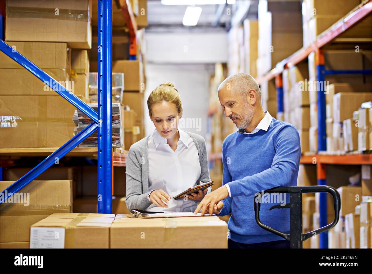 Logistique coordonnée. Un homme et une femme inspectant l'inventaire ...