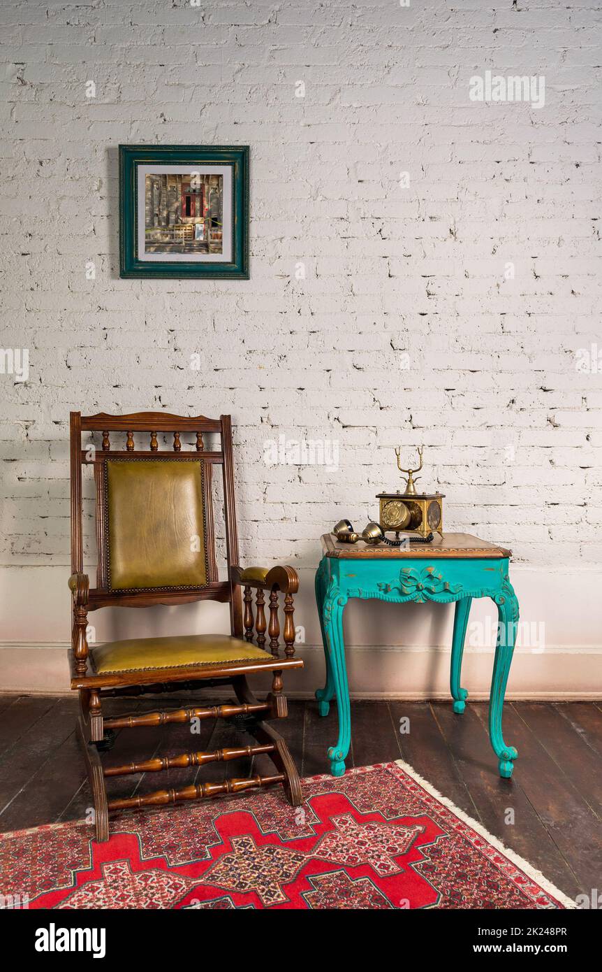 Téléphone mural en bois antique Banque de photographies et d’images à ...