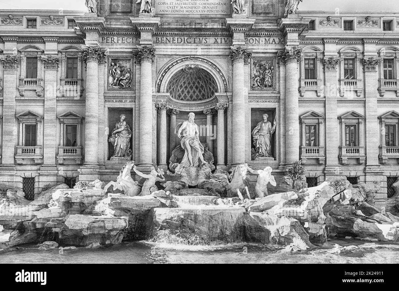 Vue sur la fontaine de Trevi, site emblématique du centre-ville de Rome ...