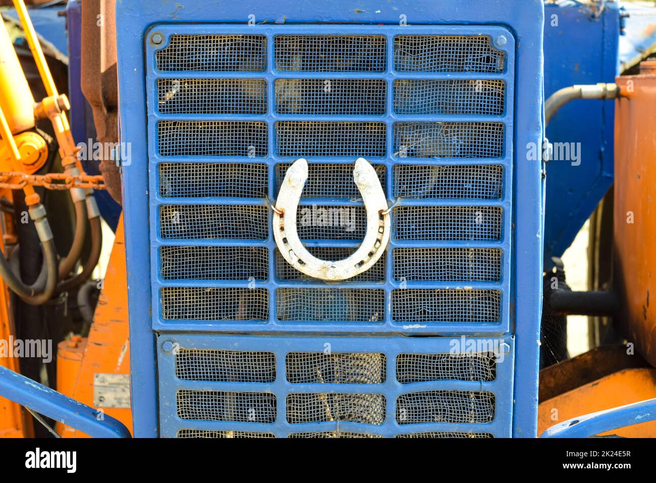 Tractor hood Banque de photographies et d’images à haute résolution - Alamy