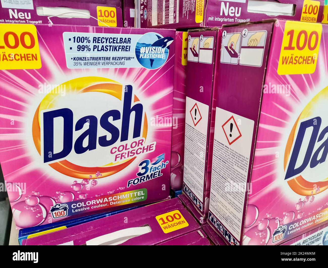 Kiel, Allemagne - 24.Fébulary 2022: Emballages roses de détergent de ...