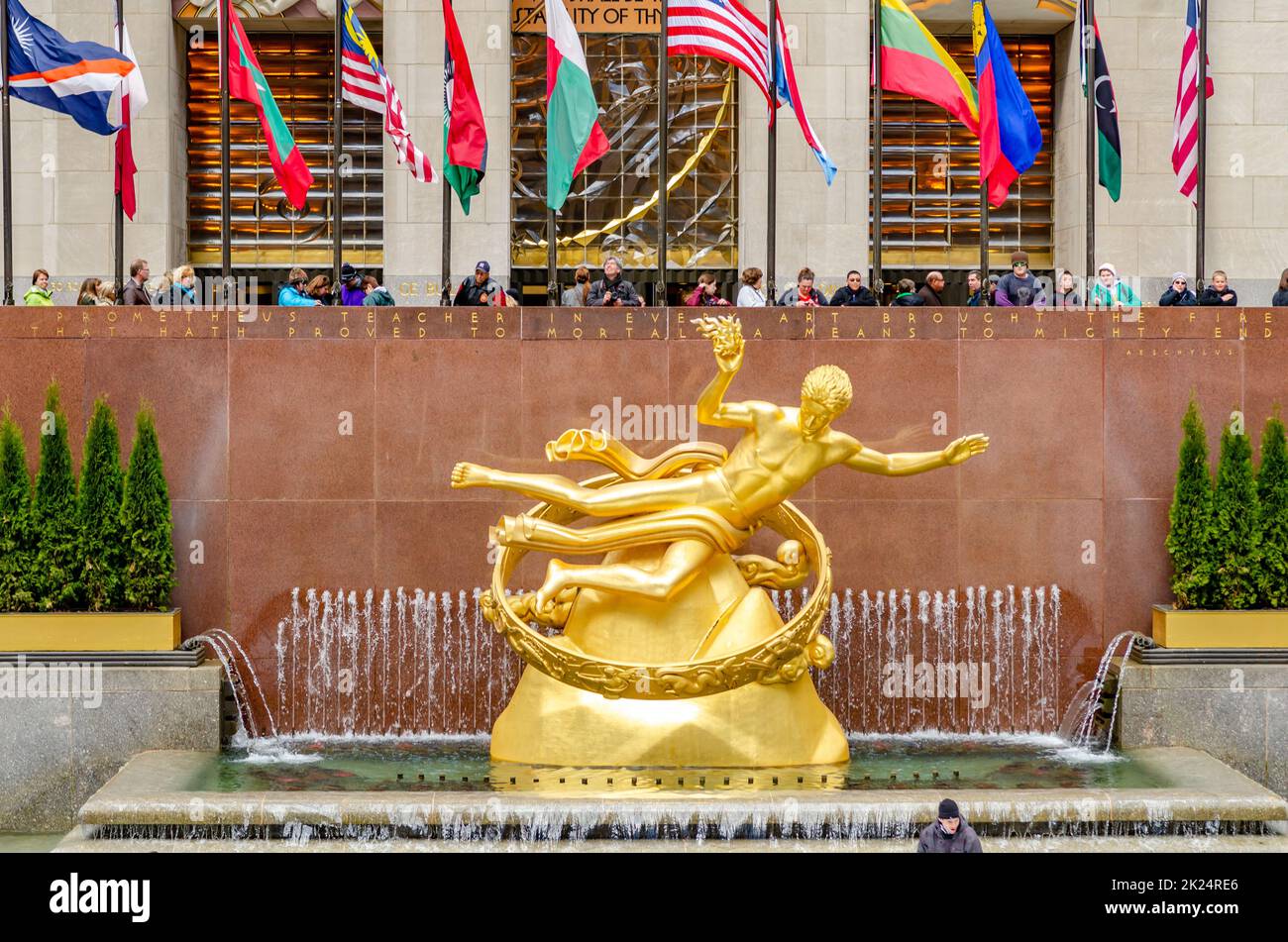 Golden prometheus statue at rockefeller center Banque de photographies ...