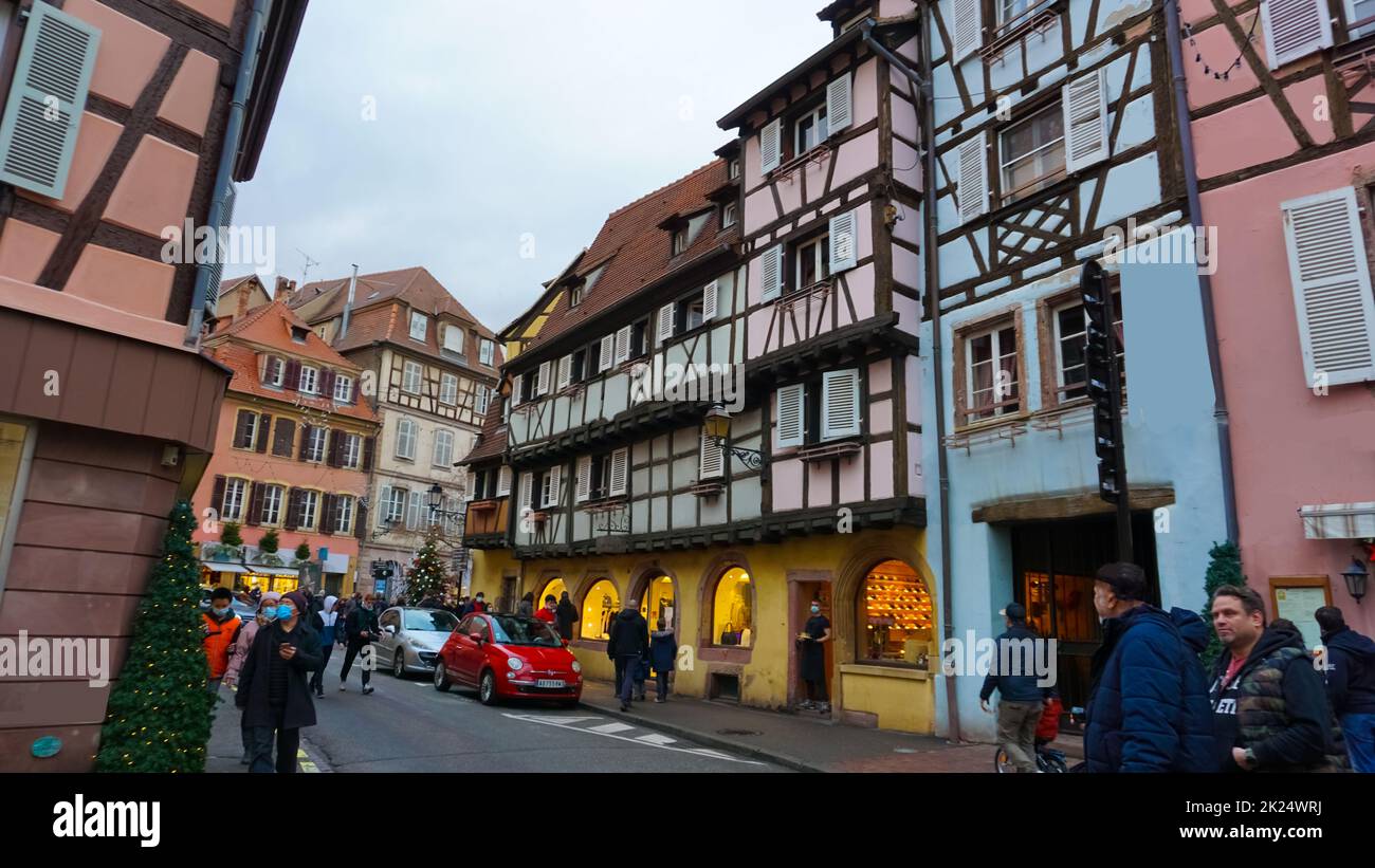 Colmar, France - 30 décembre 2021: Gens qui vont dans la rue avec des ...
